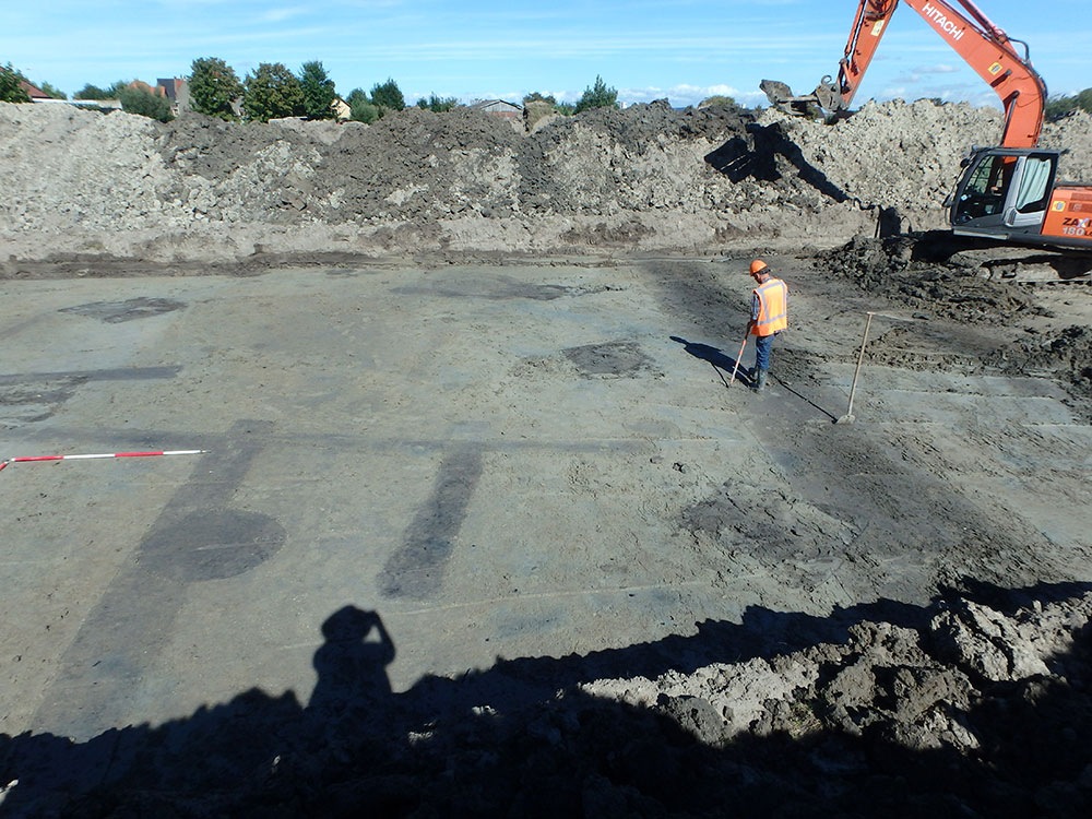 bij-arch-de-groene-kreken-opgravingsput-met-sporen-van-greppels-kuilen ...